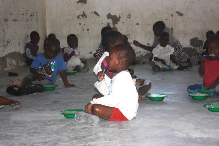Feeding Hungry Children In Malawi - World Hunger | Volunteer Africa